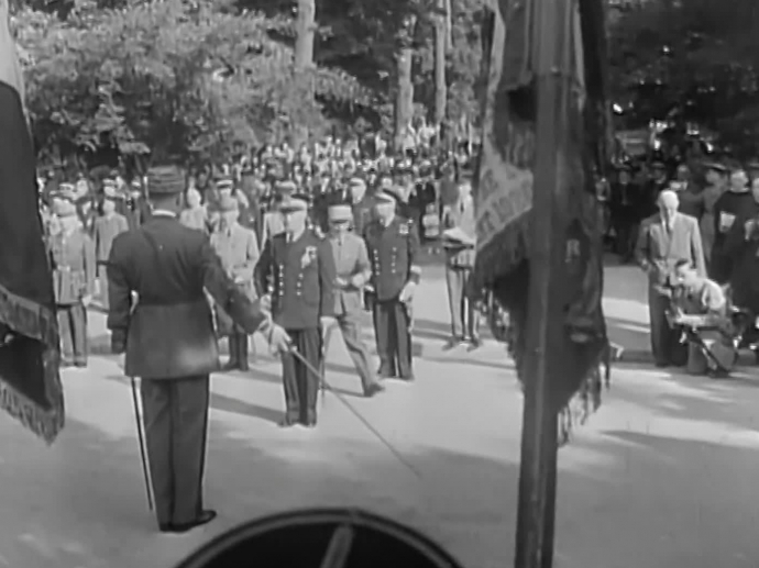 L'amiral Darlan remet au général Dentz la plaque de grand croix de la ...
