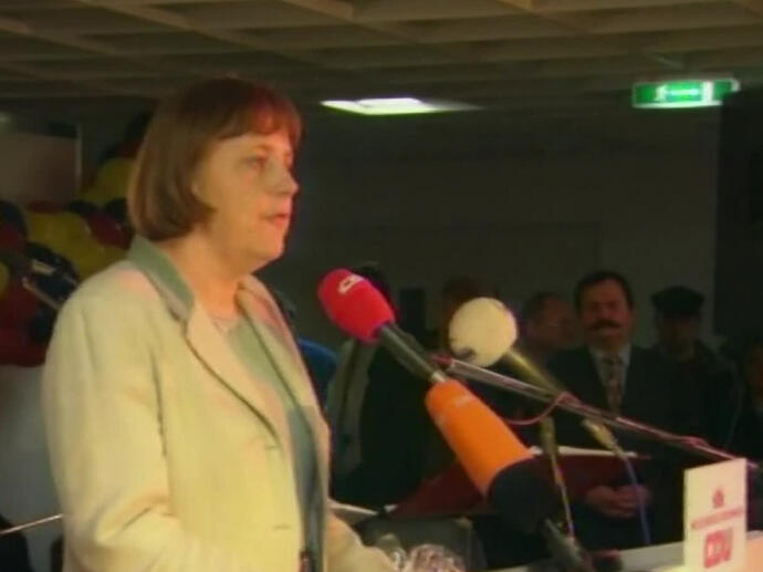 En 2000, Angela Merkel prenait la tête d'une CDU en pleine dérive | INA