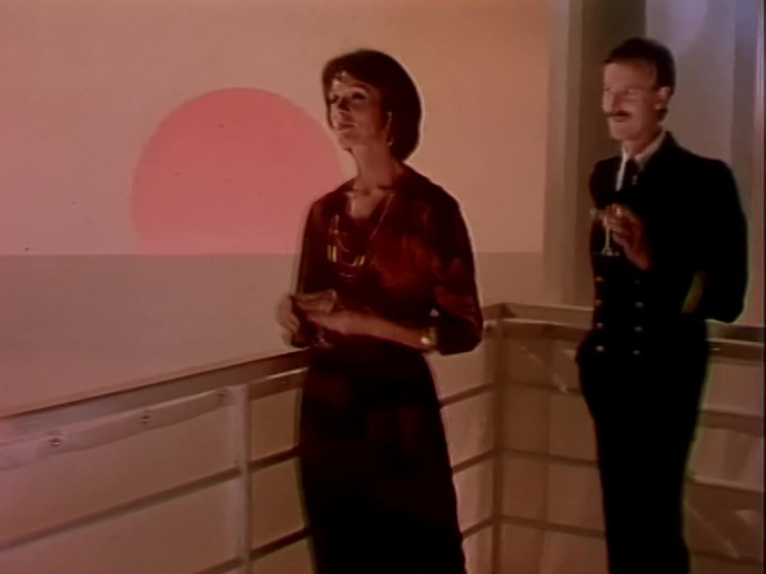 MARCELLE GRIFFON : Le miroir 4 (cabine) | INA