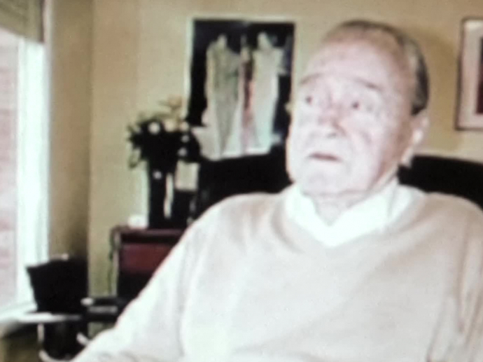 Gérard de Cortanze : Giscard en short au bord de la piscine | INA