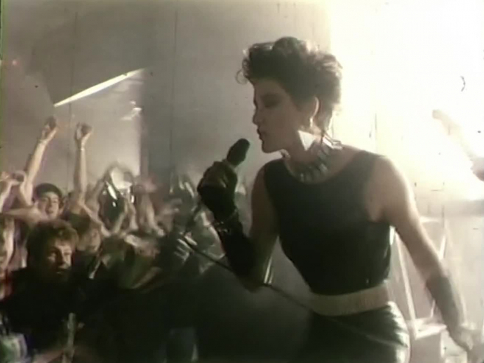 KODAK disc 4000 : Le groupe de rock (chanteuse) | INA