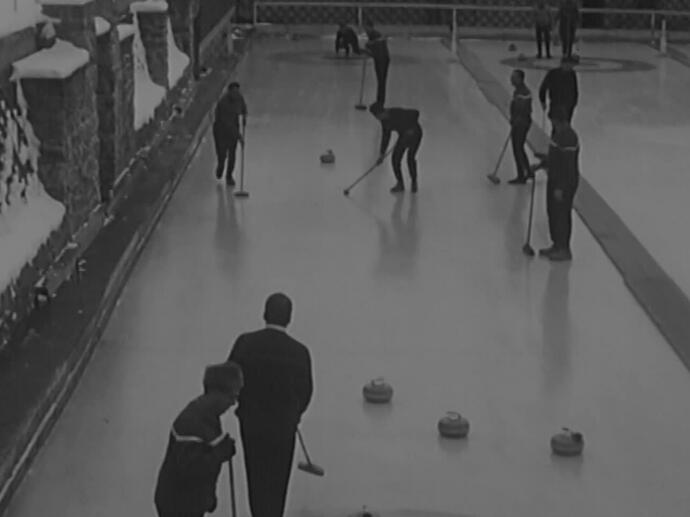 Le curling, un sport olympique souvent raillé à la télévision | INA