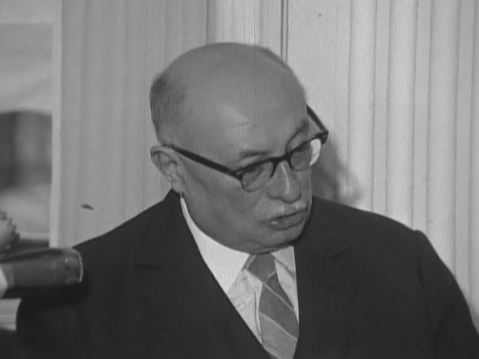 JACQUES DUCLOS A LA PRESSE PARLEMENTAIRE | INA