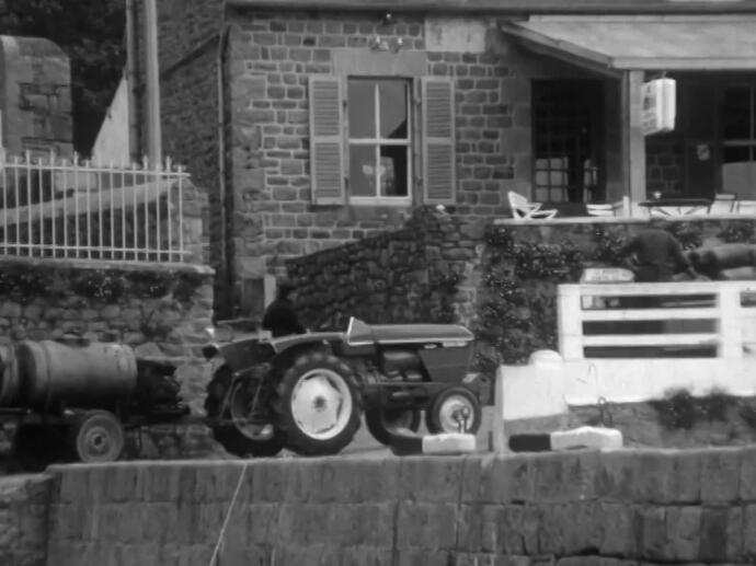 Tracteurs sur l'Ile de Bréhat | INA