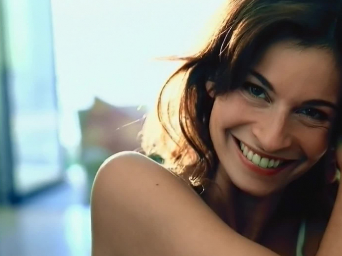 Barbara Gould : Eau démaquillante 2006 | INA