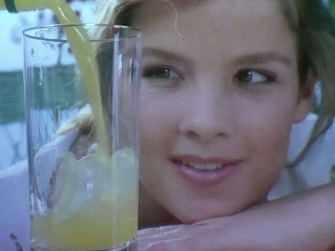 PULCO ORANGE : boisson concentrée : jeunes filles | INA