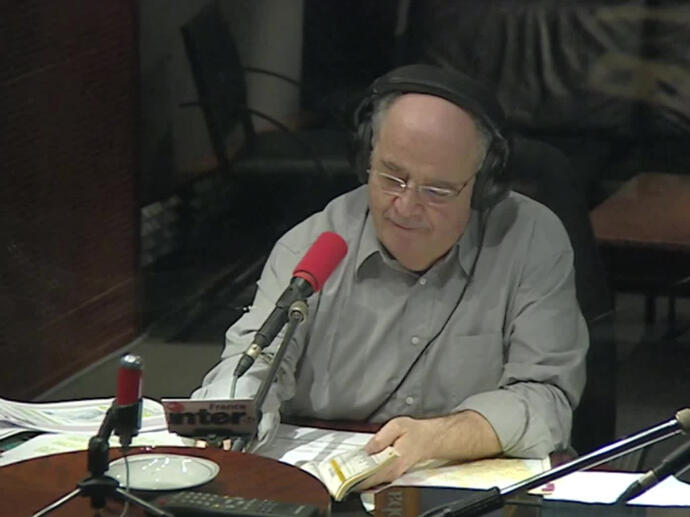 Claude Villers en studio radio | INA