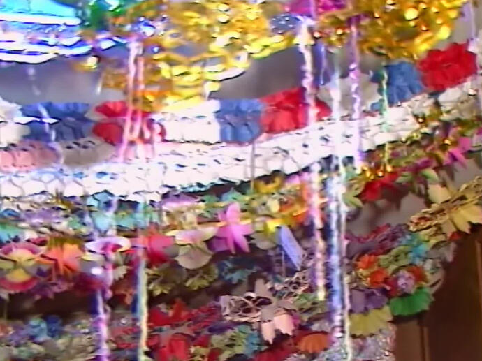 Les cotillons de la Saint Sylvestre : de la fabrication au caniveau | INA