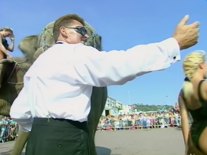 Jacques Gourier terrorisé par un éléphant | INA