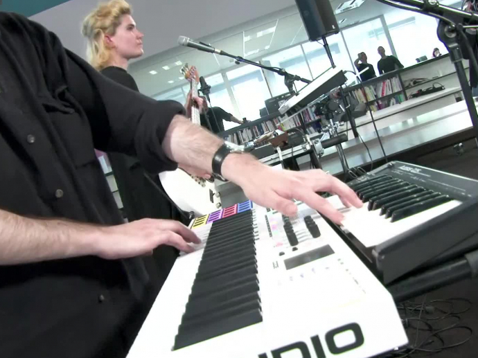 Adam Naas chante ' Strange Love ' en live au Parisien | INA