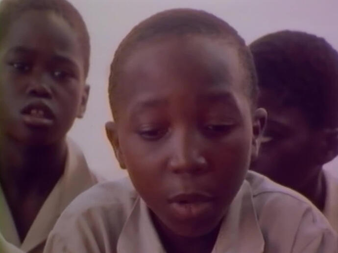 Les petits ivoiriens : le football | INA