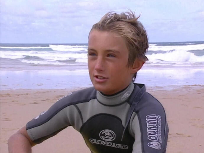 En 2001, à 12 ans, Joan Duru surfait déjà sur le succès | INA