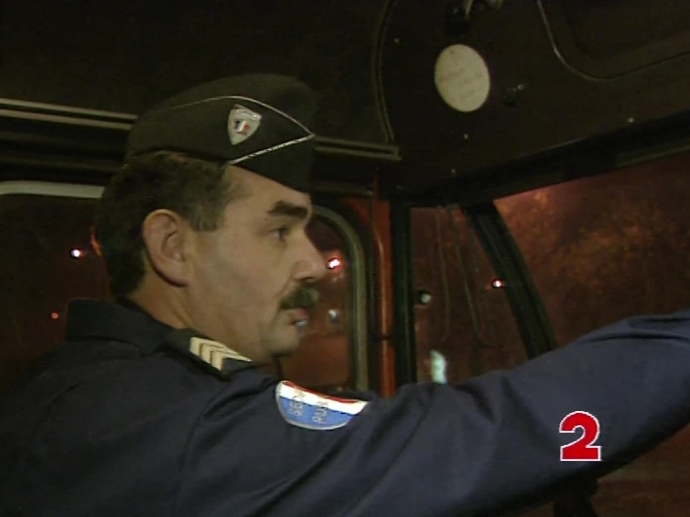 La police au secours des SDF avec les bus bleus | INA