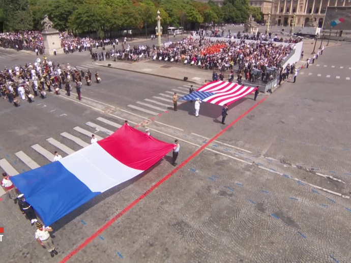 D fil Du 14 Juillet Donald Trump Et Emmanuel Macron Dans La Tribune D fil Du 14 Juillet Donald Trump Et Emmanuel Macron Dans La Tribune