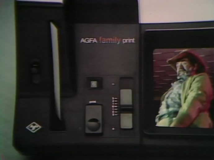 AGFA FAMILY : Caméra visonneuse et polaroid : La famille Agfa | INA