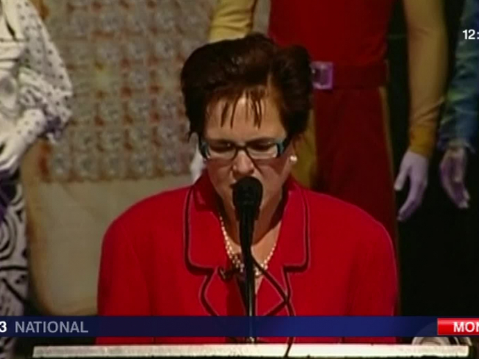 Vente aux enchères d'un gant de Mickael Jackson | INA