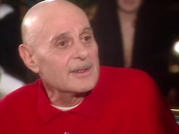 Le professeur Choron offre un poster de Grodada | INA